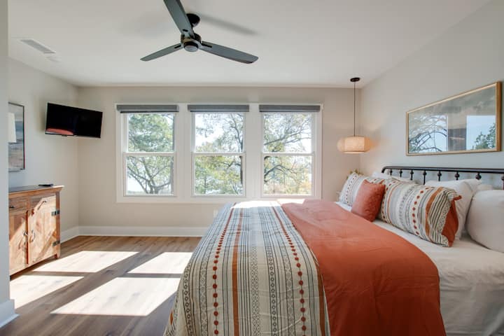 Pet Friendly 2br Cabin With Stunning Lake Views - Cathedral Caverns State Park, Woodville