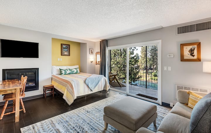 Riverfront Condo W/ Pool And Hot Tub Access - Bend, OR