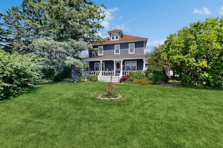 6-br Charming Coastal Retreat With Ocean Views - Maine