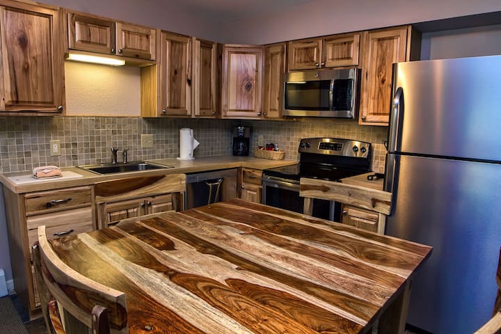 Condo Overlooking Fall River With Personal Hot Tub - Estes Park, CO