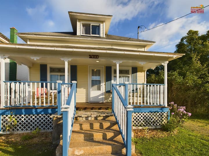 Anna's Place-lake Superior Across The Highway, Dow - Munising, MI