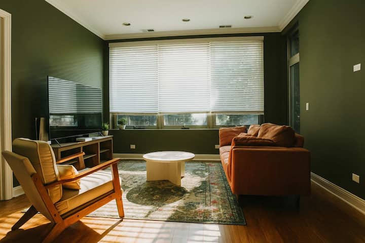 Private Balcony, 1 Garage Parking, Sleeps 8! - Chicago