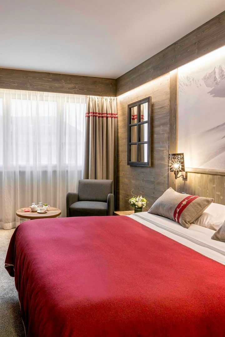 Rustic Chalet-themed Room At Hotel Edelweiss - Ginevra