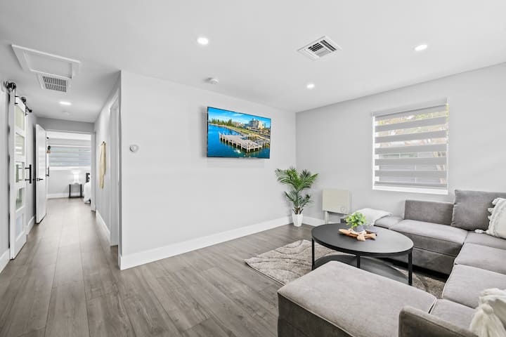 Coastal Bungalow | 5 Minutes To The Beach - Deerfield Beach, FL