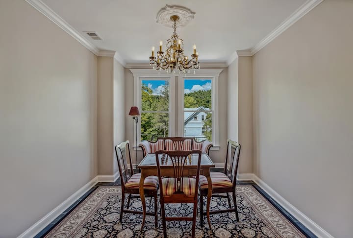 50's Drive-in Room Breakfast For 2 - Berkeley Springs, WV