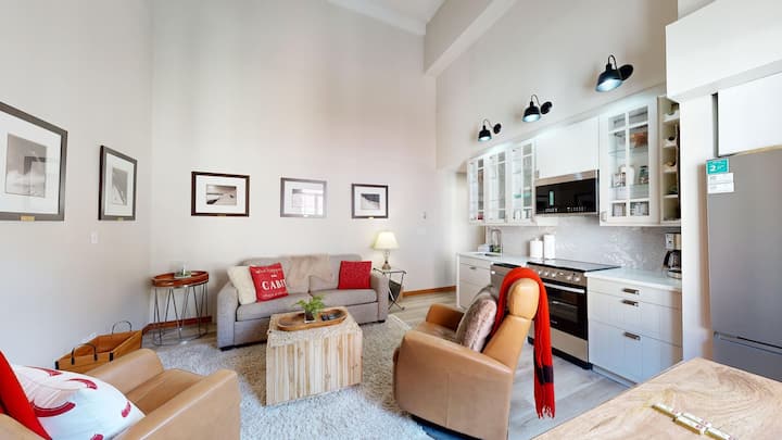 Centrally Located, Beautifully Renovated One-bedro - Sun Peaks