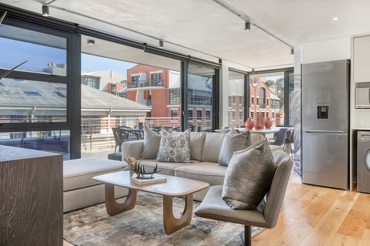 Contemporary Apartment  With  Large Patio & Pool - Cape Town