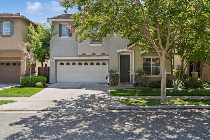 Sunny Serenity: Pet Friendly 5br Home In San Jose - Campbell, CA