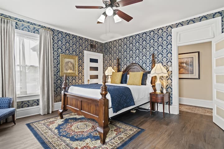 Spacious Historic Escape | 4br Luxury | Walk To Do - Chatham, IL