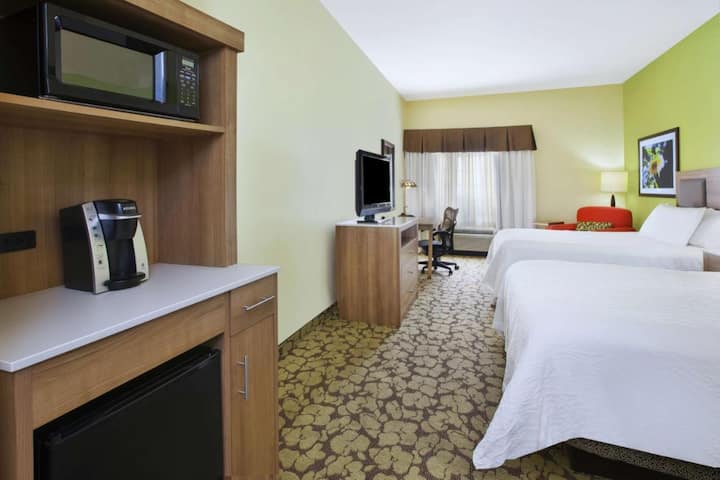 Comfy Stay | Free Parking. Indoor Pool. Hot Tub - Wichita, KS