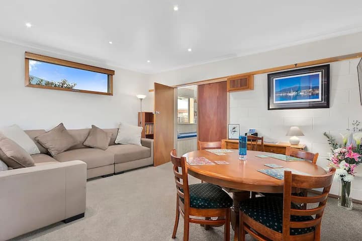 Forty South Cottage—a Secluded Waterside Getaway - Hobart