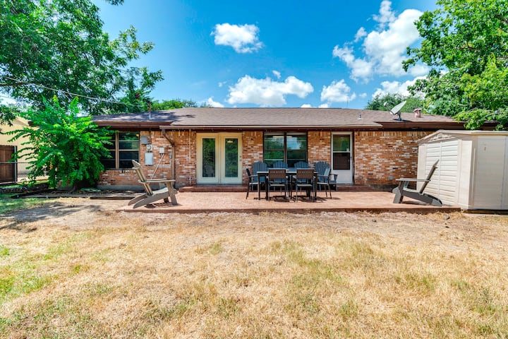 2 Mi To Kyle Field: Bryan Home W/ Fenced Yard - Bryan, TX