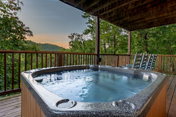 Amazing 3bd Cabin W/ Pool Table! Hot Tub + Views! - Townsend, TN