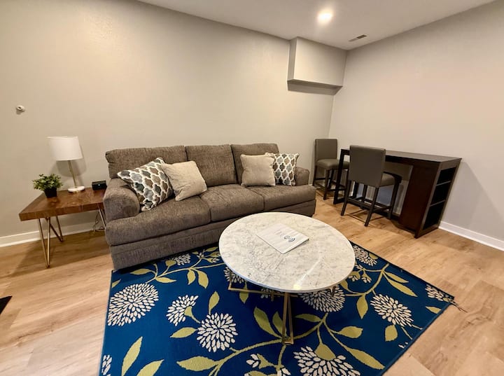 Aksarben Modern 1 Bd , Ground Level W/parking - Omaha, NE