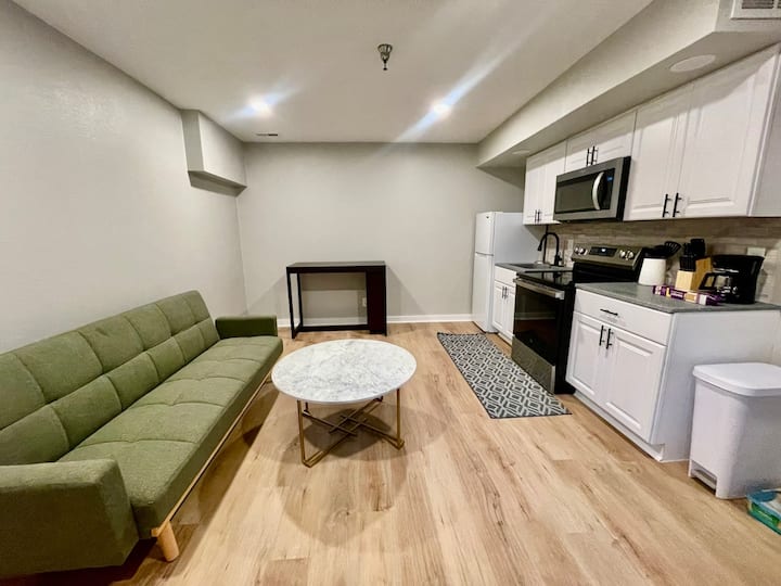 Aksarben Modern 1 Bd , Ground Level W/parking - Omaha, NE