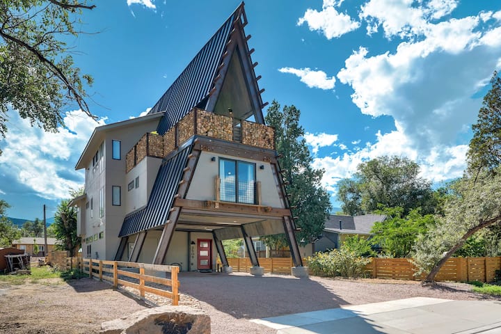 A-frame Wonders! Hot Tub W Mountain Views! - Manitou Springs, CO