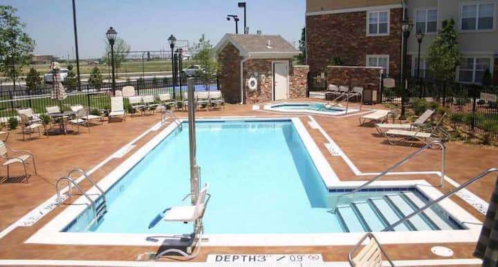 Steps To Plazzio | Pool. Breakfast + Full Kitchen - Wichita, KS