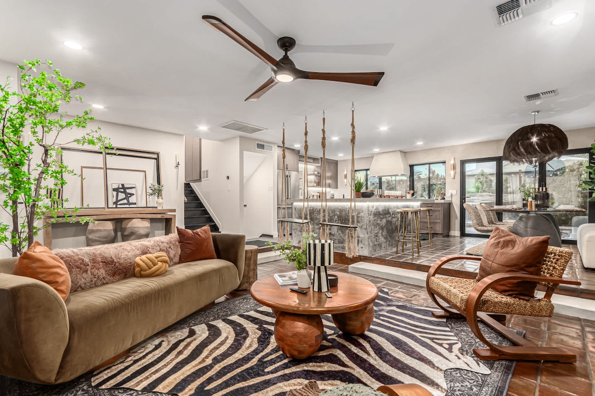 Oasis de diseño de SolaNova con piscina de cócteles y teatro - Airbnb