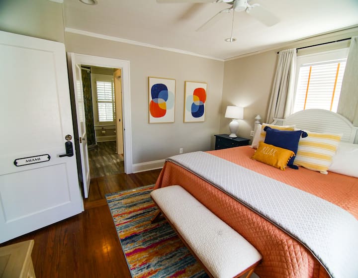 The Capitol Inn - Miami Room - King Bed - Tallahassee, FL
