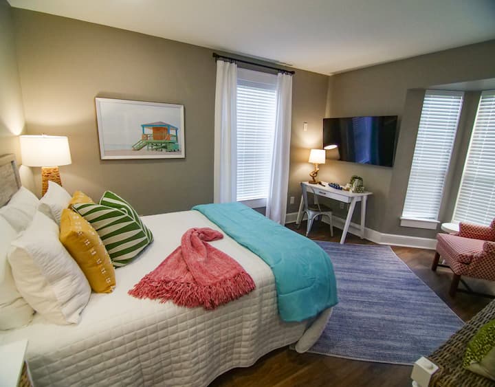 The Capitol Inn - Destin Room - Queen Bed - Tallahassee, FL