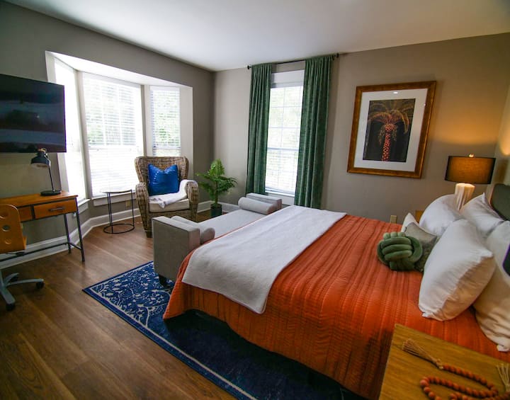 The Capitol Inn - Naples Room - King Bed - Tallahassee, FL