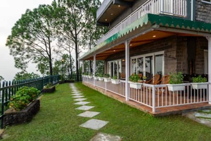 Hilltop 3-bhk Villa W/ Attic & Views - Breakfast - Kasauli