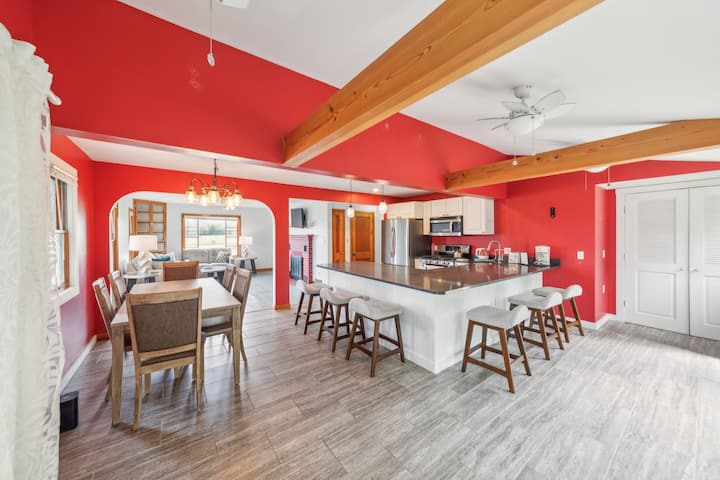 Stowe Retreat (Mountain Views & Fenced Backyard) - Stowe, VT