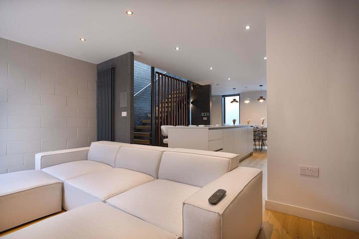 Walk To Canal St. | 4br Townhome W/ Roof Top - Manchester