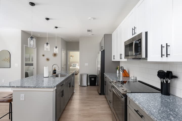 Charming, New Apt | Pool | Long Stays - Athens, GA