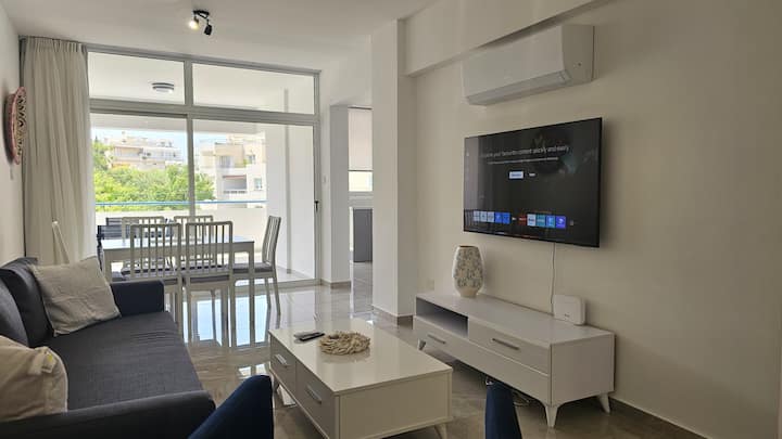 Stay: Local Apartment|2br|desk| Balcony - Larnaca