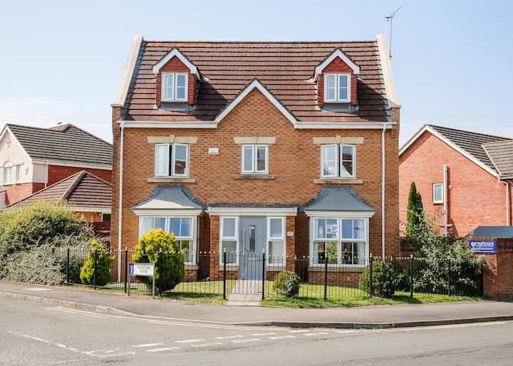 5 Bedroom Stunning House- Sleeps 14 With 11 Beds -