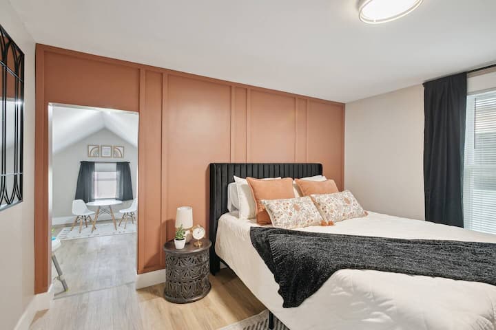 Modern Capitol Oasis + 3 Bd/2 Bth + Firepit - Lansing, MI