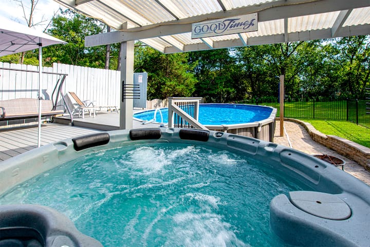 3br Charlotte Escape: Pool, Hot Tub & Theater - Charlotte