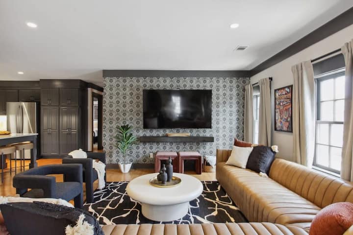 Charming Townhome | Free Parking - Savannah, GA