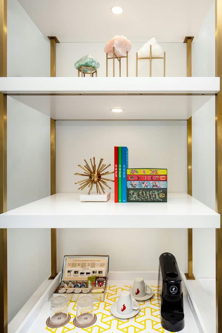 Large Marble Bathroom & Julius Meinl Coffeemaker - Orlando