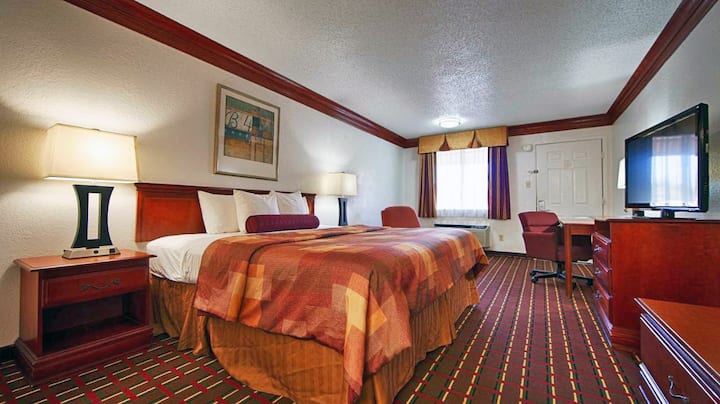 Relaxing Stay W/ Free Continental Breakfast - Decatur, TX