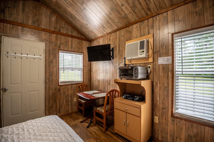 Deluxe Cabin W/ Kitchenette & Bathroom - Sleeps 2 - Lake Thicketty