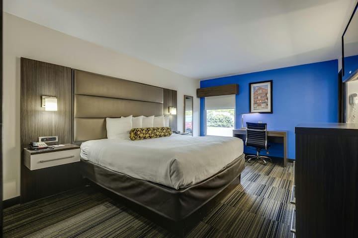 Comfy King, Plus Desk And Speedy Wifi - Nashville, TN