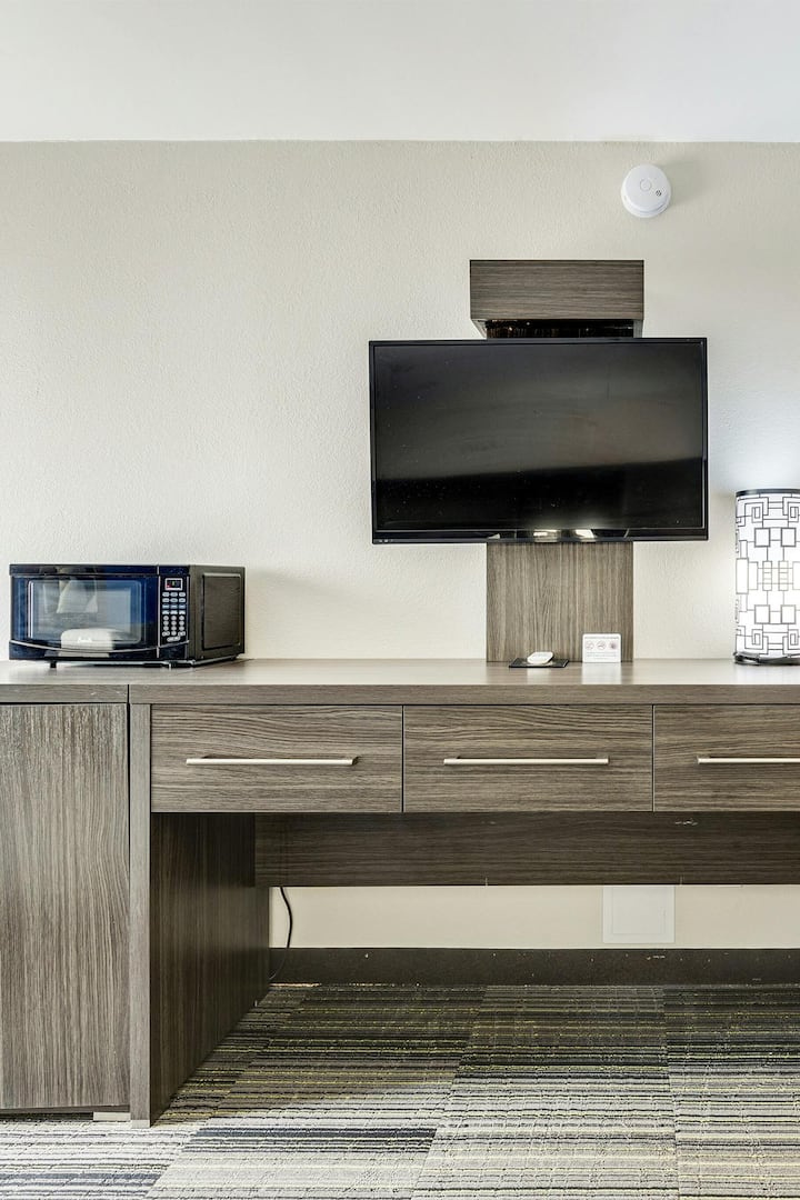 Spacious & Well-appointed With The Essentials - Nashville, TN