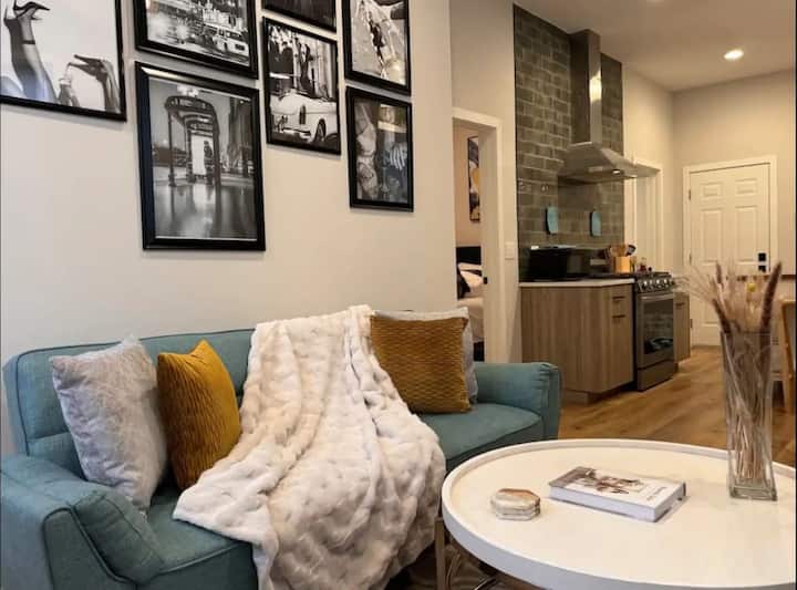 Chic Fully Furnished Condo + Free Parking - Wrigley Field - Chicago