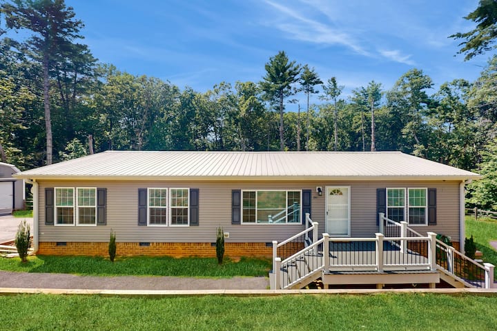 Charming 4br Home With Updated Kitchen And Deck - Tallulah Falls, GA