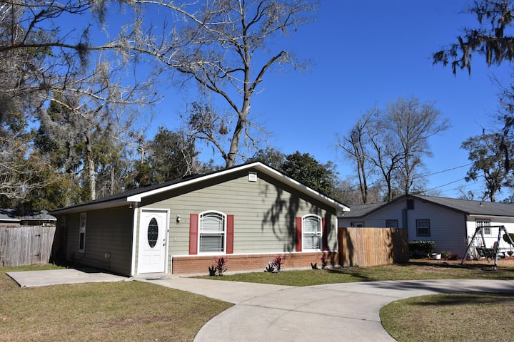 Adorable Coastal Home Right Downtown! - Fernandina Beach, FL