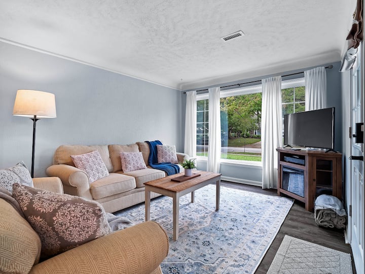 Modern 3bed Home Near Cle With Private Backyard - Berea, OH