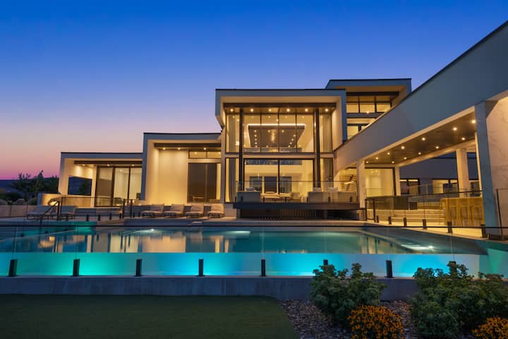 Lakeview Mansion W/infinity Pool, Hot Tub / 6bed - West Kelowna