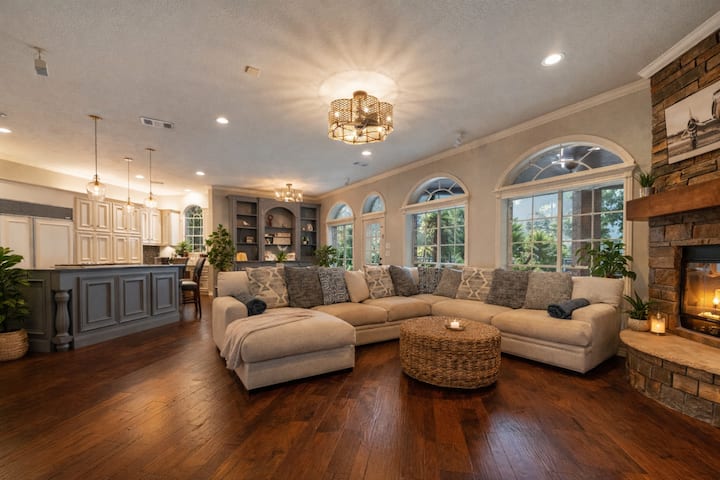 Luxury 7br Lakefront Oasis | Pool, Hot Tub & Views - Houston, TX