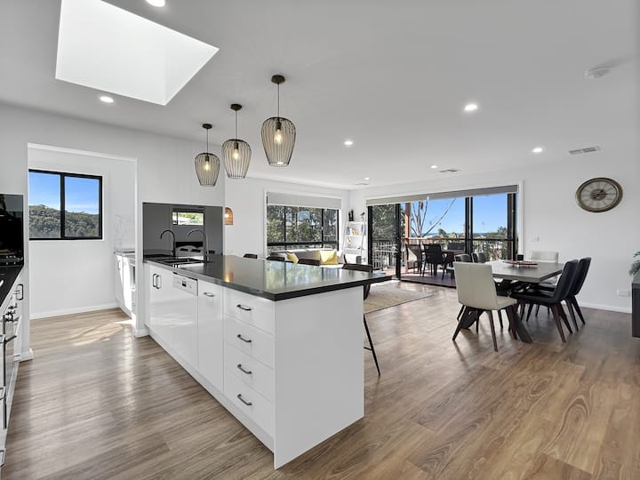 Chic 4-bed Beach House With Sea Views - 베이트먼스 베이