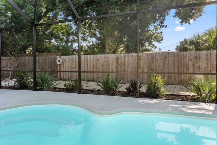 2/1 Home With Pool - St. Petersburg, FL