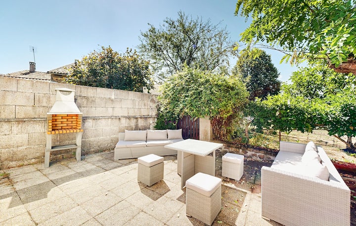 Lovely Home In Terres-de-haute-charen With Wifi - La Péruse