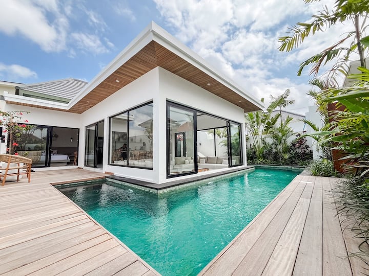 Tropical Luxe Villa In Canggu – 2br & Pool - Indonesia