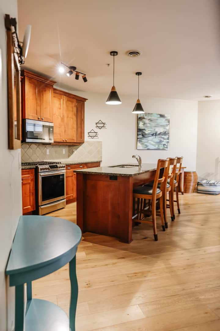 Barona Beach Chateau: Serene Coastal Getaway - West Kelowna